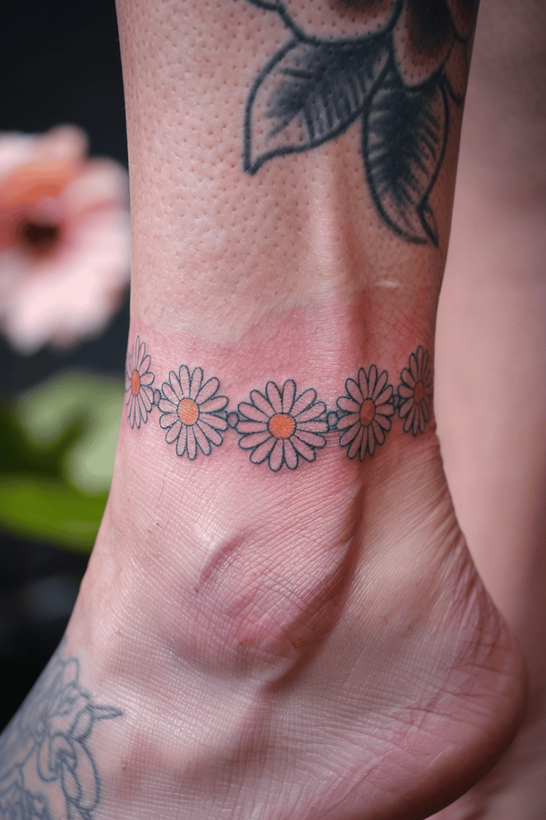 21 Sweet Daisy Tattoo Designs with Beautiful Meanings