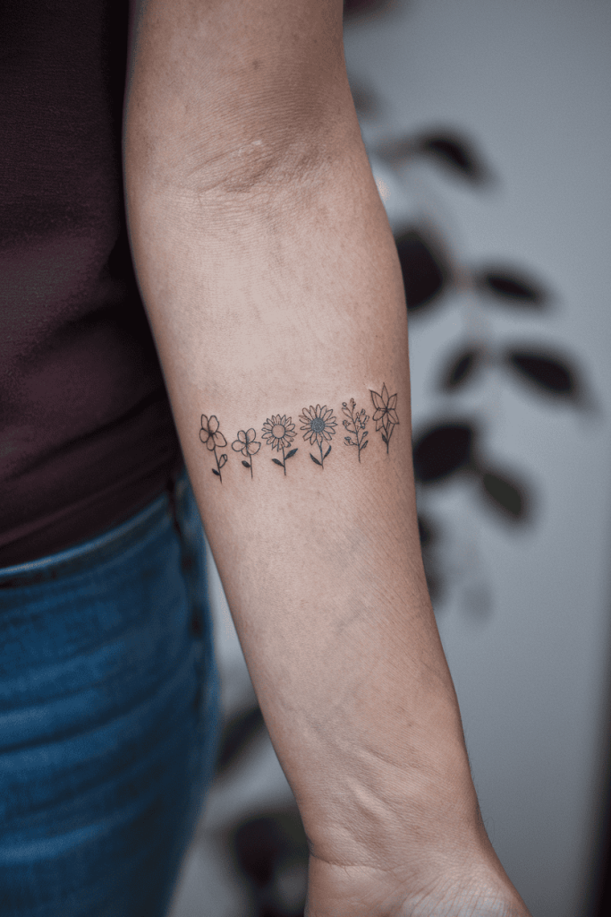 30 Beautiful Tiny Flower Tattoos with Subtle Elegance